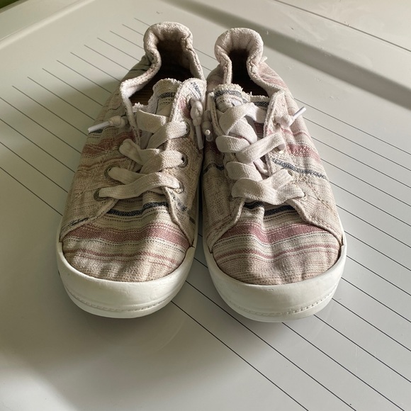 Roxy | Shoes | Roxy Flats | Poshmark